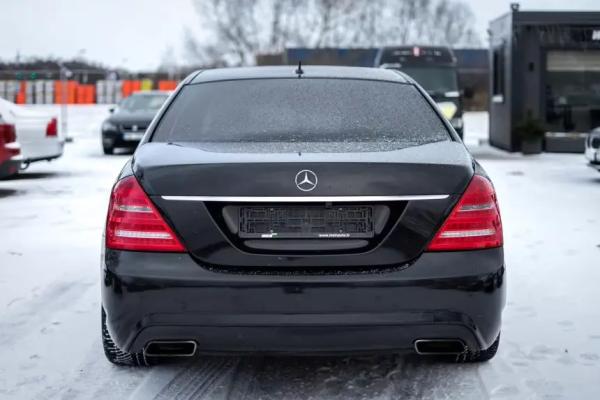 Black Mercedes-Benz S 350 2011 in Liepaja, with an engine capacity of 3.00 L and mileage of 240 thousand km for 16800 €, photo 3 on AUTOMOTO.COM.LV