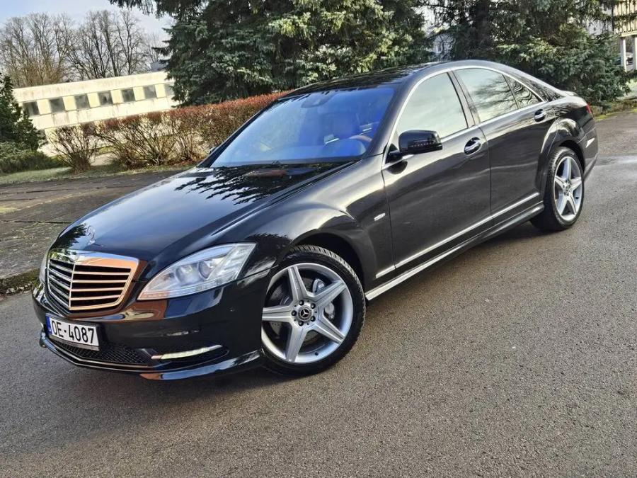 Черный Мерседес С 350 2011 в Екабпилс, объемом двигателя 3.00 л и пробегом 369 тыс. км за 12 €, фото 1 на AUTOMOTO.COM.LV