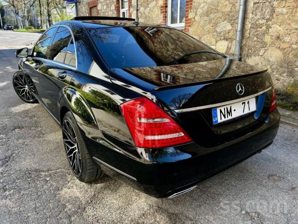 Черный Мерседес С 350 2011 в Рига, объемом двигателя 3.00 л и пробегом 311 тыс. км за 13500 €, фото 2 на AUTOMOTO.COM.LV