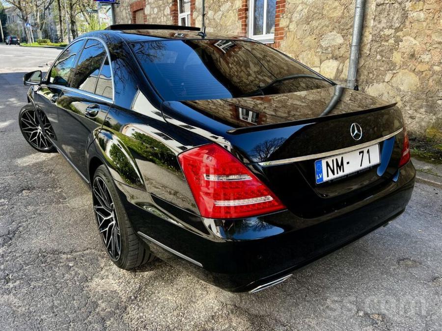 Черный Мерседес С 350 2011 в Рига, объемом двигателя 3.00 л и пробегом 311 тыс. км за 13500 €, фото 3 на AUTOMOTO.COM.LV