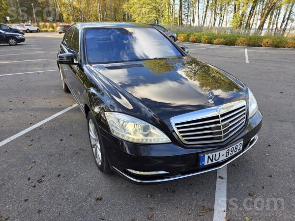 Black Mercedes-Benz S 350 2011 in Daugavpils, with an engine capacity of 3.00 L and mileage of 0 thousand km for 12999 €, photo 1 on AUTOMOTO.COM.LV