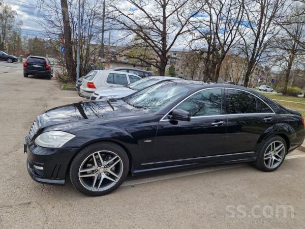Черный Мерседес С 350 2011 в Рига, объемом двигателя 3.00 л и пробегом 217 тыс. км за 12000 €, фото 1 на AUTOMOTO.COM.LV