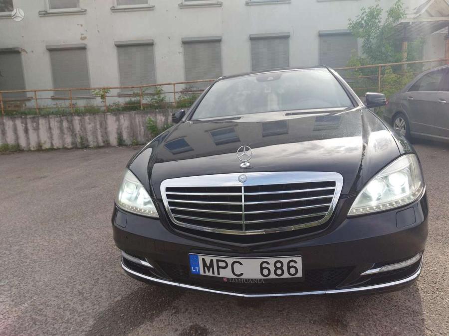 Черный Мерседес С 350 2011 в Вильнюс, объемом двигателя 2.99 л и пробегом 291 тыс. км за 10500 €, фото 1 на AUTOMOTO.COM.LV
