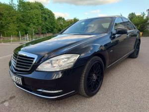 Черный Мерседес С 350 2011 в Вильнюс, объемом двигателя 2.99 л и пробегом 291 тыс. км за 10500 €, фото 3 на AUTOMOTO.COM.LV