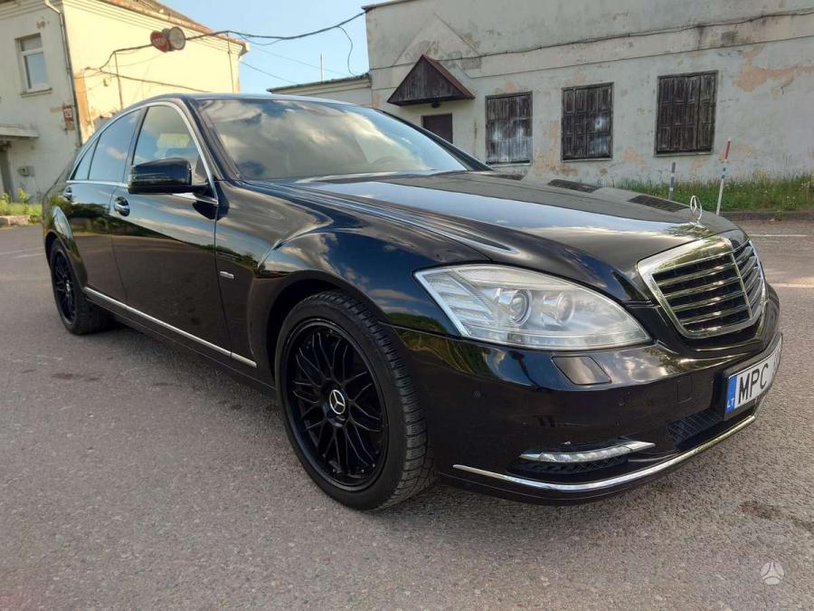 Черный Мерседес С 350 2011 в Вильнюс, объемом двигателя 2.99 л и пробегом 291 тыс. км за 10500 €, фото 9 на AUTOMOTO.COM.LV