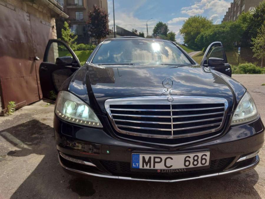 Черный Мерседес С 350 2011 в Вильнюс, объемом двигателя 2.99 л и пробегом 291 тыс. км за 10500 €, фото 10 на AUTOMOTO.COM.LV