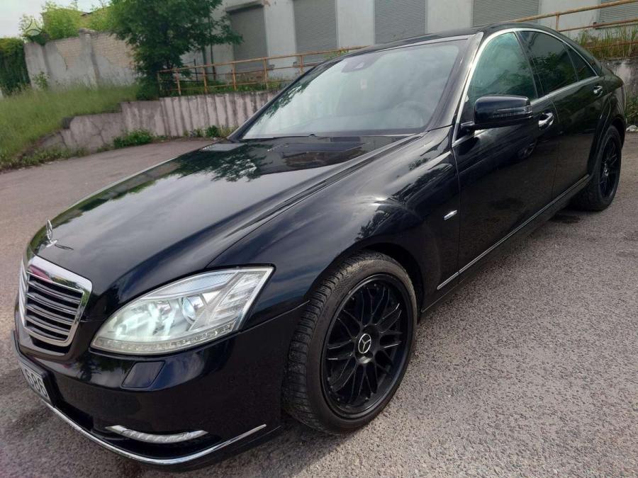 Черный Мерседес С 350 2011 в Вильнюс, объемом двигателя 2.99 л и пробегом 291 тыс. км за 10500 €, фото 12 на AUTOMOTO.COM.LV