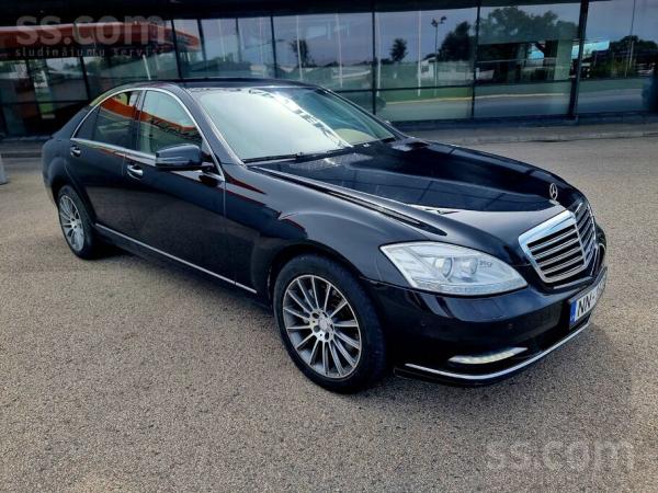 Black Mercedes-Benz S 350 2011 in Riga, with an engine capacity of 3.00 L and mileage of 301 thousand km for 10900 €, photo 1 on AUTOMOTO.COM.LV