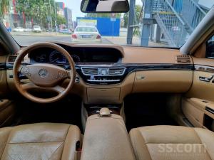 Black Mercedes-Benz S 350 2011 in Riga, with an engine capacity of 3.00 L and mileage of 301 thousand km for 10900 €, photo 3 on AUTOMOTO.COM.LV