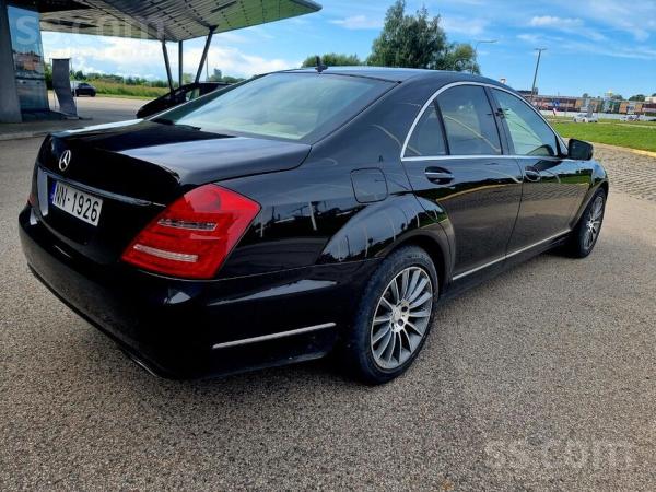 Black Mercedes-Benz S 350 2011 in Riga, with an engine capacity of 3.00 L and mileage of 301 thousand km for 10900 €, photo 3 on AUTOMOTO.COM.LV