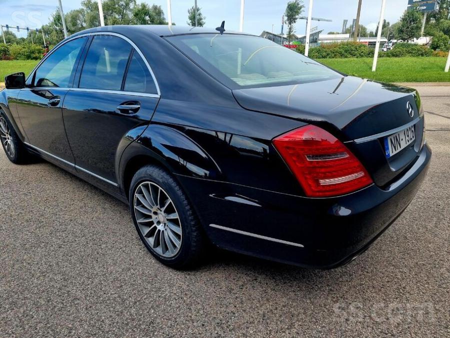 Black Mercedes-Benz S 350 2011 in Riga, with an engine capacity of 3.00 L and mileage of 301 thousand km for 10900 €, photo 5 on AUTOMOTO.COM.LV