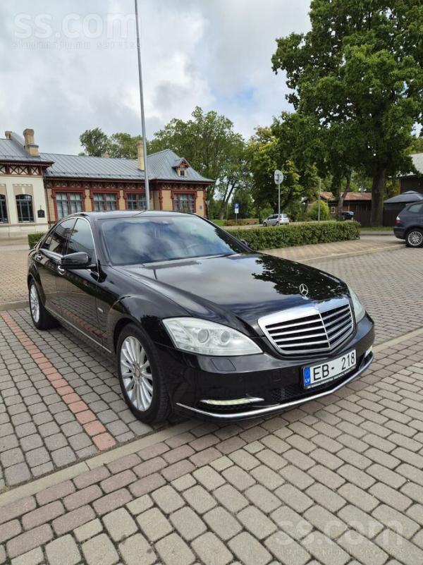 Черный Мерседес С 350 2011 в Вентспилс, объемом двигателя 3.00 л и пробегом 261 тыс. км за 12650 €, фото 1 на AUTOMOTO.COM.LV