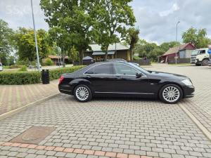 Black Mercedes-Benz S 350 2011 in Ventspils, with an engine capacity of 3.00 L and mileage of 261 thousand km for 12650 €, photo 4 on AUTOMOTO.COM.LV