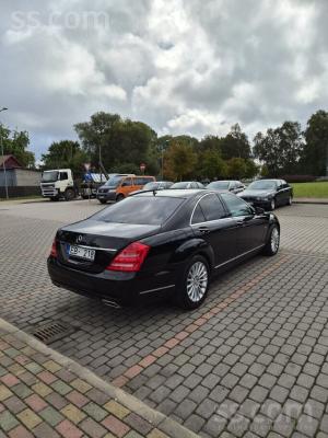 Black Mercedes-Benz S 350 2011 in Ventspils, with an engine capacity of 3.00 L and mileage of 261 thousand km for 12650 €, photo 5 on AUTOMOTO.COM.LV