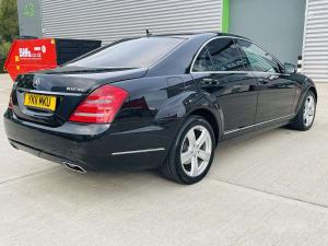 Black Mercedes-Benz S 350 2011 in Raseiniai, with an engine capacity of 2.99 L and mileage of 195 thousand km for 4800 €, photo 1 on AUTOMOTO.COM.LV