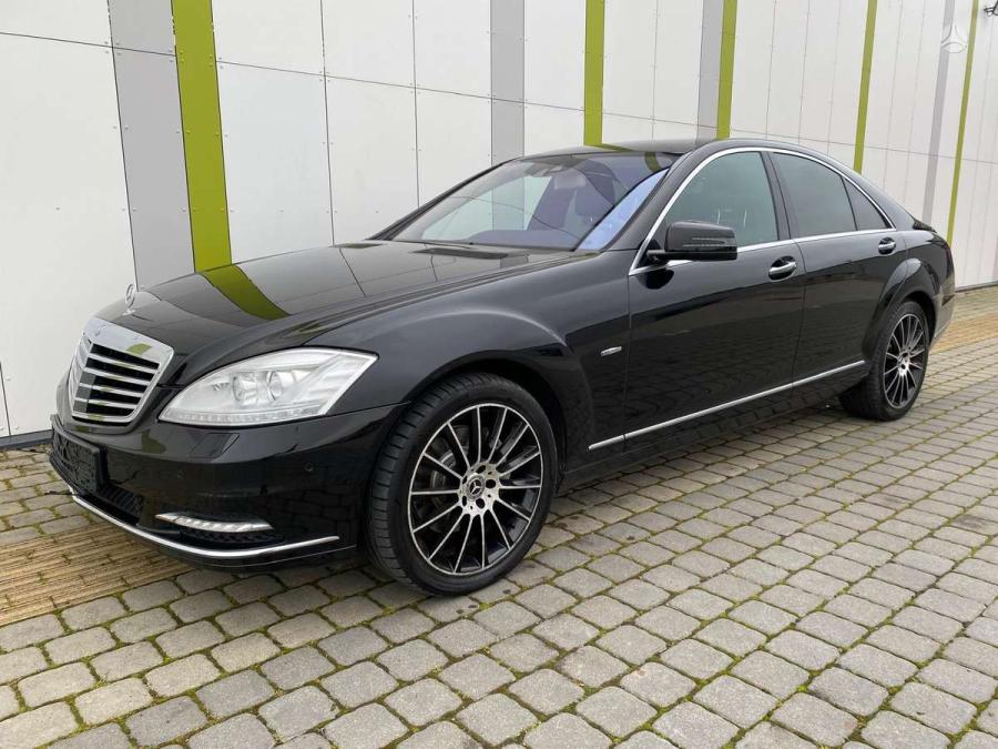 Черный Мерседес С 350 2011 в Расейняй, объемом двигателя 2.99 л и пробегом 314 тыс. км за 9900 €, фото 1 на AUTOMOTO.COM.LV