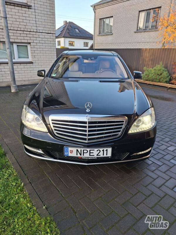 Black Mercedes-Benz S 350 2012 in Kaunas, with an engine capacity of 3.00 L and mileage of 380 thousand km for 12400 €, photo 4 on AUTOMOTO.COM.LV