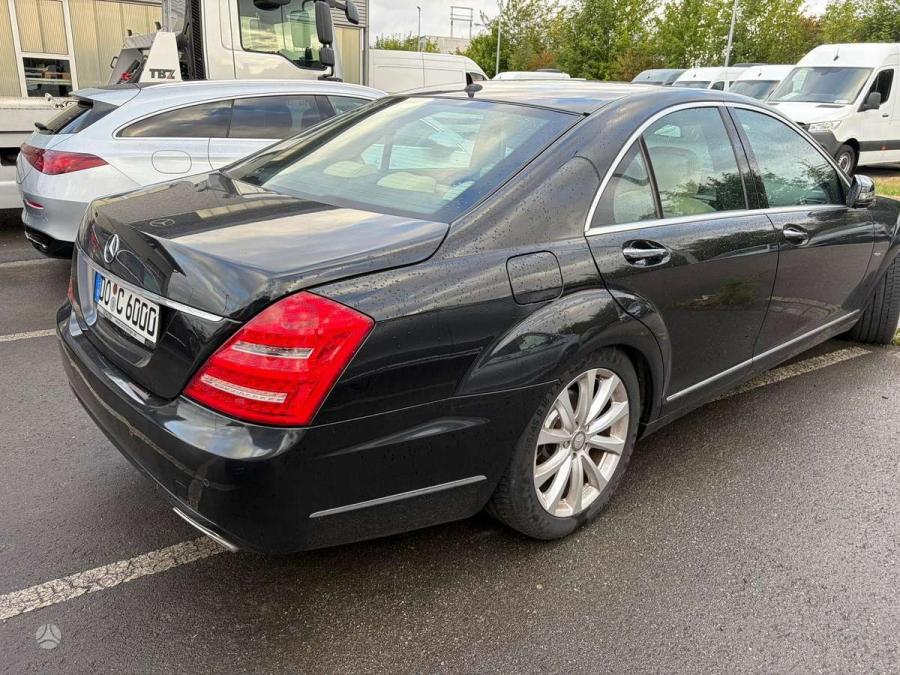 Черный Мерседес С 350 2012 в Юрбаркас, объемом двигателя 3.50 л и пробегом 112 тыс. км за 7999 €, фото 3 на AUTOMOTO.COM.LV