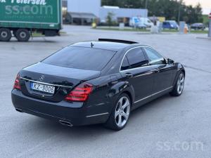Black Mercedes-Benz S 350 2012 in Riga, with an engine capacity of 3.00 L and mileage of 230 thousand km for 13400 €, photo 5 on AUTOMOTO.COM.LV