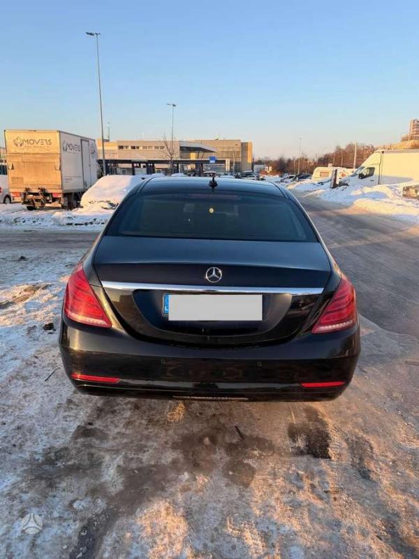 Black Mercedes-Benz S 350 2013 in Vilnius, with an engine capacity of 2.99 L and mileage of 357 thousand km for 16990 €, photo 4 on AUTOMOTO.COM.LV
