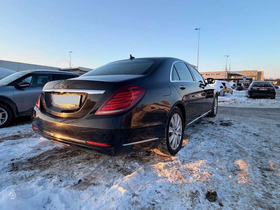 Black Mercedes-Benz S 350 2013 in Vilnius, with an engine capacity of 2.99 L and mileage of 357 thousand km for 16990 €, photo 5 on AUTOMOTO.COM.LV