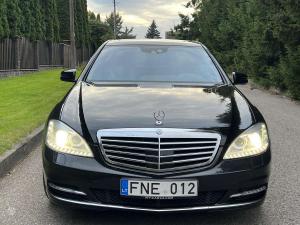 Черный Мерседес С 350 2013 в Вильнюс, объемом двигателя 2.99 л и пробегом 280 тыс. км за 10500 €, фото  на AUTOMOTO.COM.LV