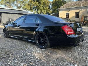 Black Mercedes-Benz S 350 2013 in Kaisiadorys, with an engine capacity of 2.99 L and mileage of 298 thousand km for 5555 €, photo  on AUTOMOTO.COM.LV