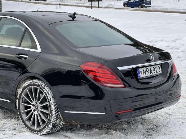 Black Mercedes-Benz S 350 2014 in Vilnius, with an engine capacity of 2.99 L and mileage of 317 thousand km for 17900 €, photo 8 on AUTOMOTO.COM.LV