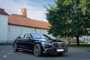 Черный Мерседес С 350 2023 в Вильнюс, объемом двигателя 2.90 л и пробегом 30 тыс. км за 127000 €, фото 1 на AUTOMOTO.COM.LV