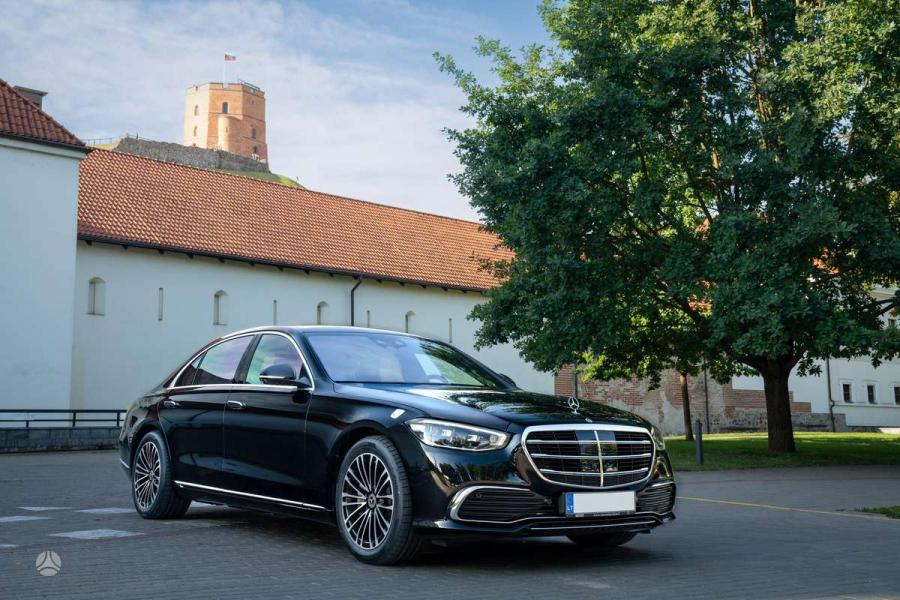 Черный Мерседес С 350 2023 в Вильнюс, объемом двигателя 2.90 л и пробегом 30 тыс. км за 127000 €, фото 1 на AUTOMOTO.COM.LV