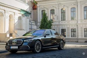 Черный Мерседес С 350 2023 в Вильнюс, объемом двигателя 2.90 л и пробегом 30 тыс. км за 127000 €, фото 3 на AUTOMOTO.COM.LV