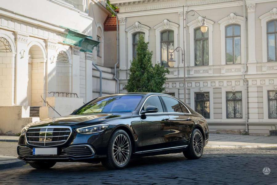Черный Мерседес С 350 2023 в Вильнюс, объемом двигателя 2.90 л и пробегом 30 тыс. км за 127000 €, фото 3 на AUTOMOTO.COM.LV