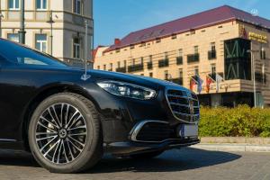 Черный Мерседес С 350 2023 в Вильнюс, объемом двигателя 2.90 л и пробегом 30 тыс. км за 127000 €, фото 5 на AUTOMOTO.COM.LV
