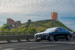 Черный Мерседес С 350 2023 в Вильнюс, объемом двигателя 2.90 л и пробегом 30 тыс. км за 127000 €, фото 6 на AUTOMOTO.COM.LV