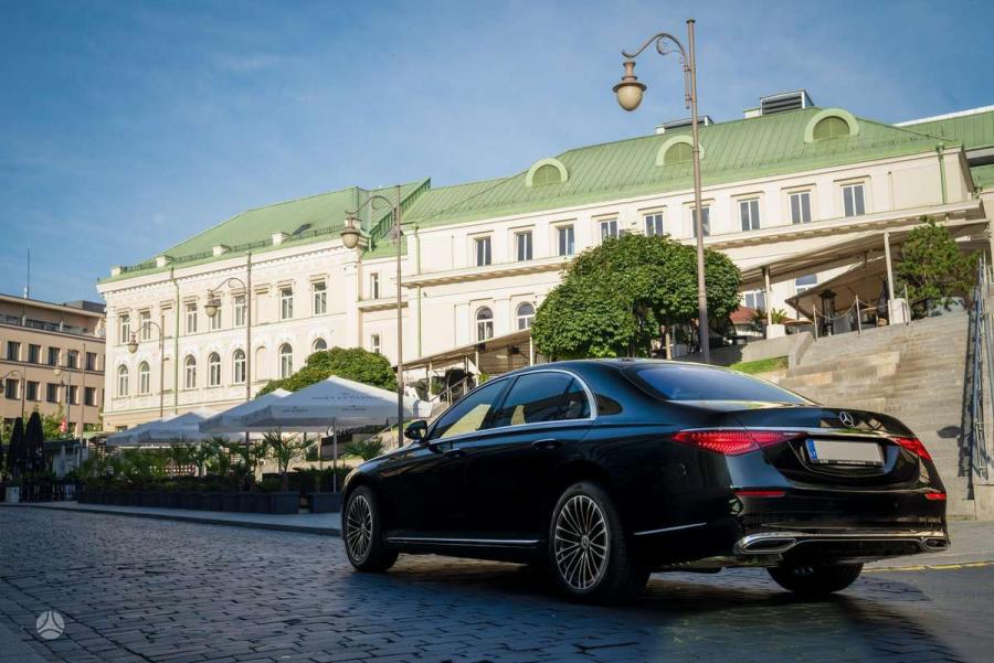 Черный Мерседес С 350 2023 в Вильнюс, объемом двигателя 2.90 л и пробегом 30 тыс. км за 127000 €, фото 12 на AUTOMOTO.COM.LV