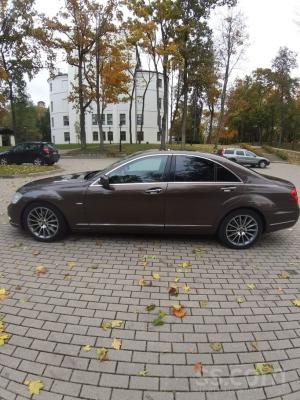 Коричневый Мерседес С 350 2009 в Рига, объемом двигателя 3.00 л и пробегом 283 тыс. км за 10000 €, фото  на AUTOMOTO.COM.LV