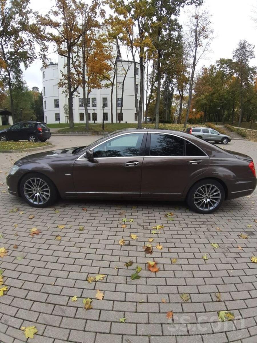 Коричневый Мерседес С 350 2009 в Рига, объемом двигателя 3.00 л и пробегом 283 тыс. км за 10000 €, фото 1 на AUTOMOTO.COM.LV