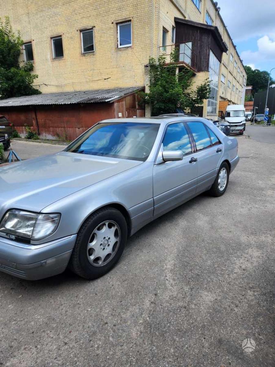 Pelēks Mercedes-Benz S 350 1995 Viļņa, ar dzinēja tilpumu 3.00 L un nobraukumu 118 tūkst. km par 11990 €, foto 1 vietnē AUTOMOTO.COM.LV
