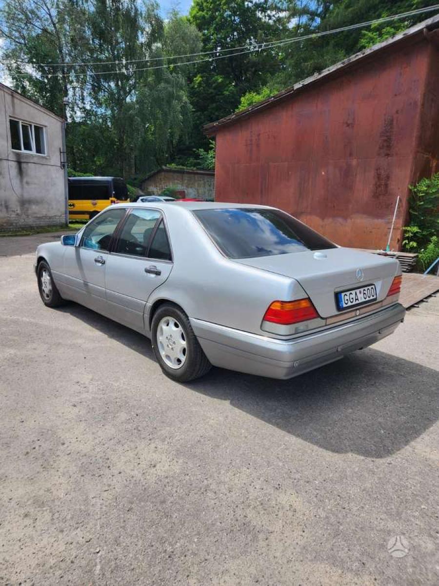 Pelēks Mercedes-Benz S 350 1995 Viļņa, ar dzinēja tilpumu 3.00 L un nobraukumu 118 tūkst. km par 11990 €, foto 5 vietnē AUTOMOTO.COM.LV
