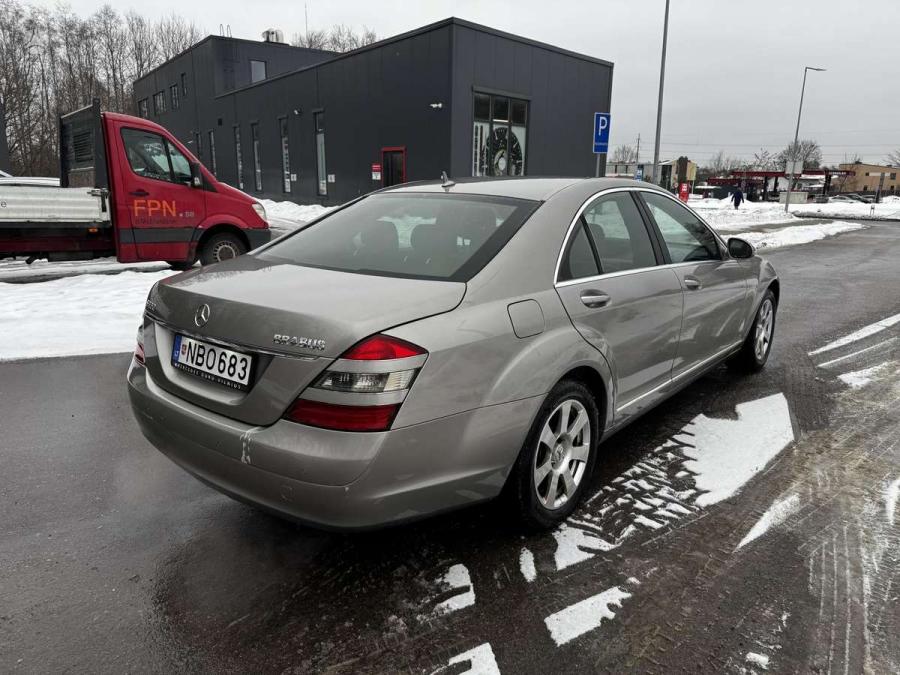 Pelēks Mercedes-Benz S 350 2006 Viļņa, ar dzinēja tilpumu 0.00 L un nobraukumu 325 tūkst. km par 4650 €, foto 3 vietnē AUTOMOTO.COM.LV