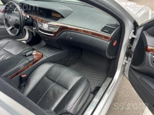 Pelēks Mercedes-Benz S 350 2006 Rīga, ar dzinēja tilpumu 3.50 L un nobraukumu 173 tūkst. km par 4950 €, foto 23 vietnē AUTOMOTO.COM.LV