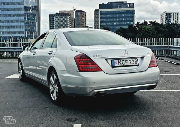 Серый Мерседес С 350 2010 в Вильнюс, объемом двигателя 3.20 л и пробегом 380 тыс. км за 5700 €, фото 2 на AUTOMOTO.COM.LV
