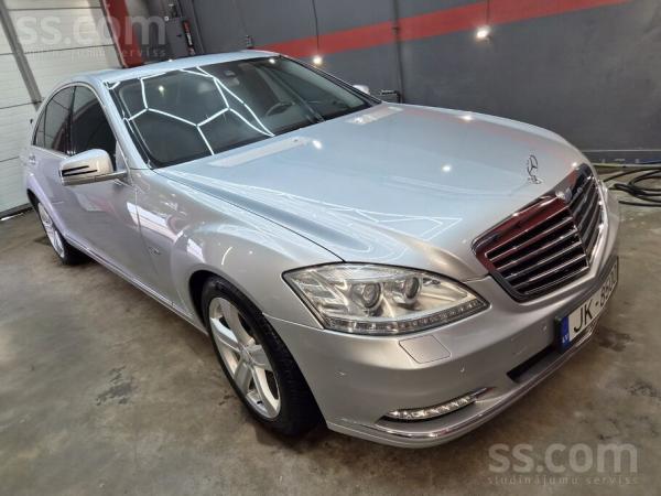Grey Mercedes-Benz S 350 2010 in Jelgava, with an engine capacity of 3.00 L and mileage of 322 thousand km for 8100 €, photo 1 on AUTOMOTO.COM.LV