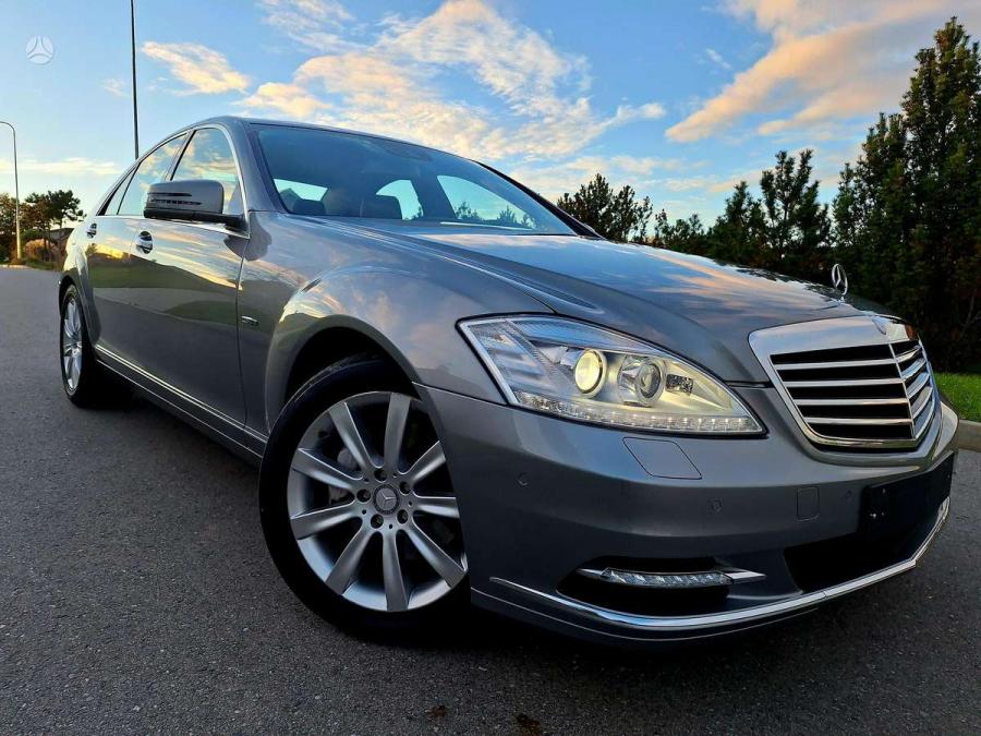 Grey Mercedes-Benz S 350 2010 in Klaipeda, with an engine capacity of 2.99 L and mileage of 240 thousand km for 9300 €, photo 1 on AUTOMOTO.COM.LV