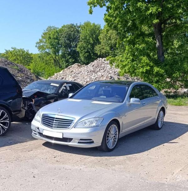 Pelēks Mercedes-Benz S 350 2011 Kauņa, ar dzinēja tilpumu 2.99 L un nobraukumu 420 tūkst. km par 7000 €, foto 1 vietnē AUTOMOTO.COM.LV