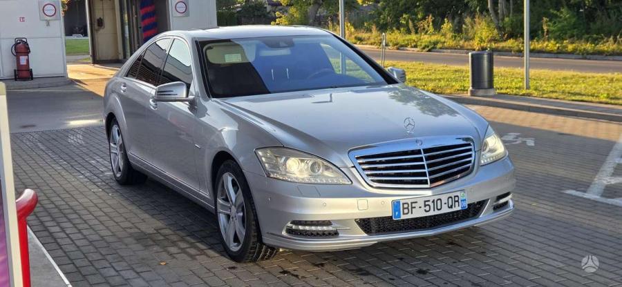 Серый Мерседес С 350 2011 в Паневежис, объемом двигателя 2.99 л и пробегом 326 тыс. км за 9900 €, фото 1 на AUTOMOTO.COM.LV