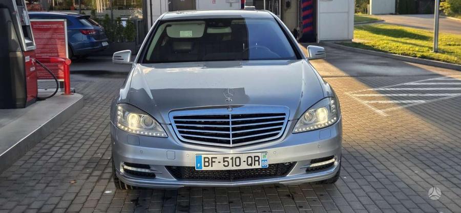 Серый Мерседес С 350 2011 в Паневежис, объемом двигателя 2.99 л и пробегом 326 тыс. км за 9900 €, фото 3 на AUTOMOTO.COM.LV