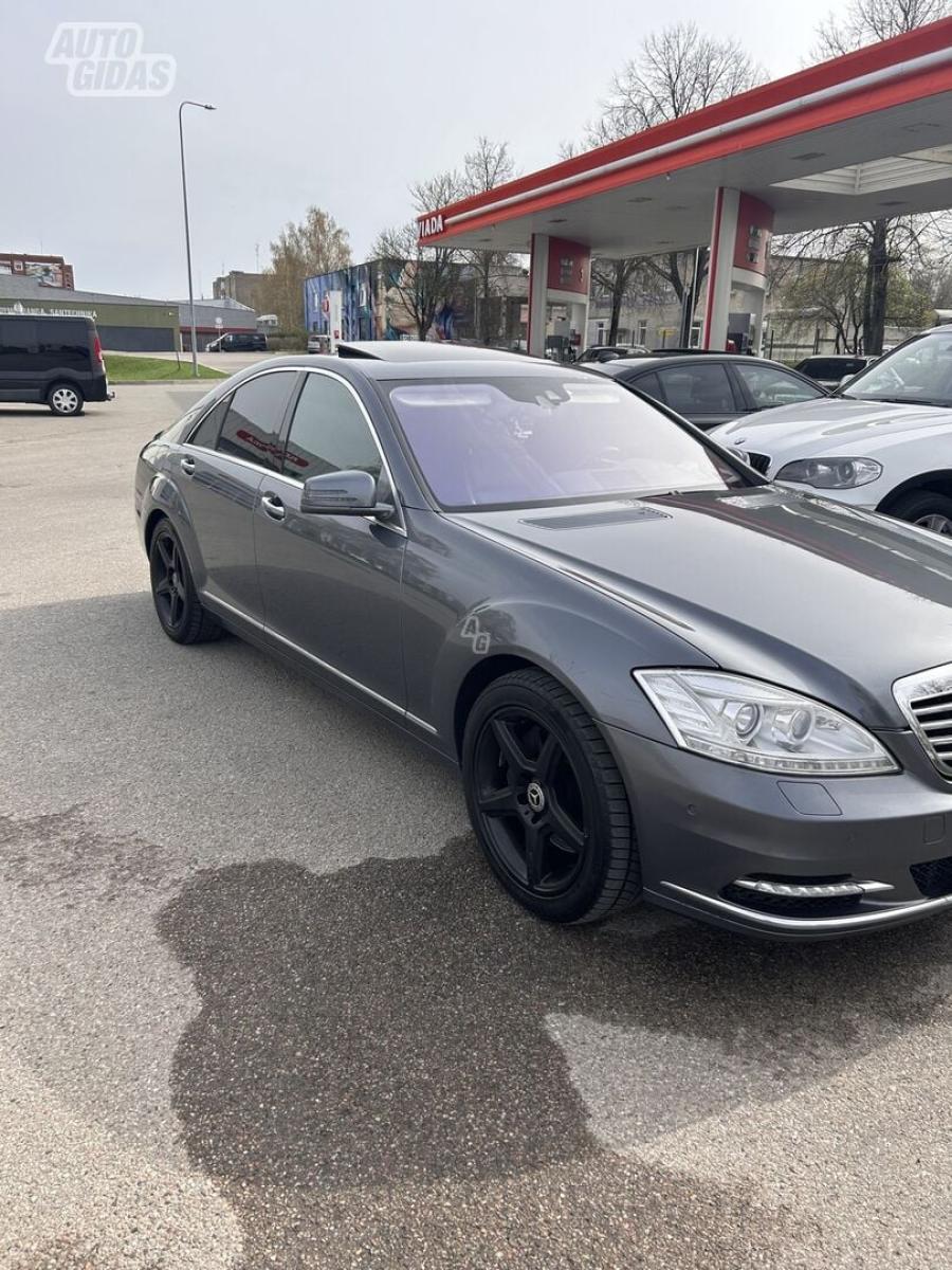 Серый Мерседес С 350 2011 в Вильнюс, объемом двигателя 2.90 л и пробегом 418 тыс. км за 8750 €, фото 1 на AUTOMOTO.COM.LV