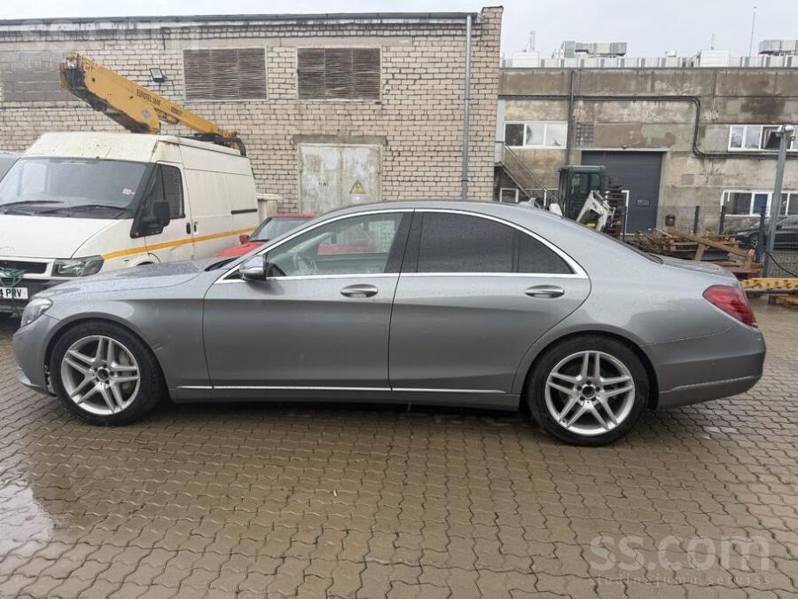 Grey Mercedes-Benz S 350 2015 in Riga, with an engine capacity of 3.00 L and mileage of 290 thousand km for 17000 €, photo 3 on AUTOMOTO.COM.LV