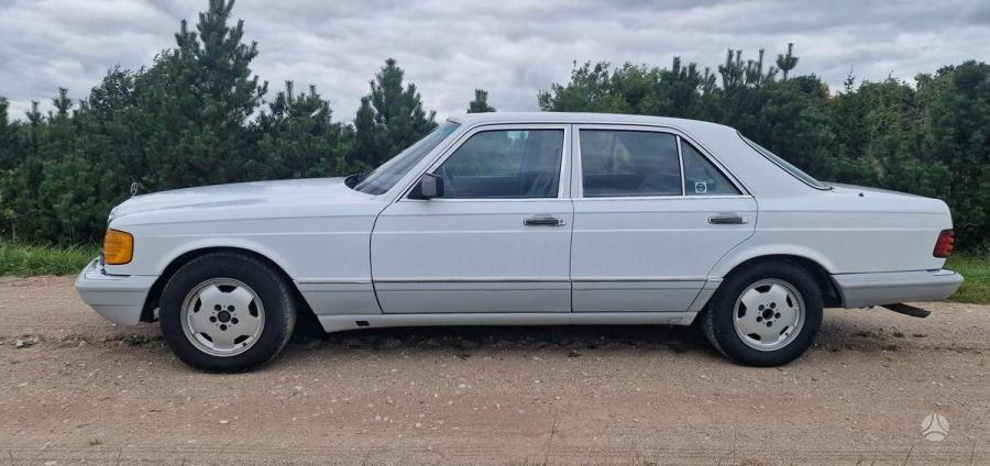 Белый Мерседес С 350 1991 в Клайпеда, объемом двигателя 3.50 л и пробегом 252 тыс. км за 6200 €, фото 3 на AUTOMOTO.COM.LV